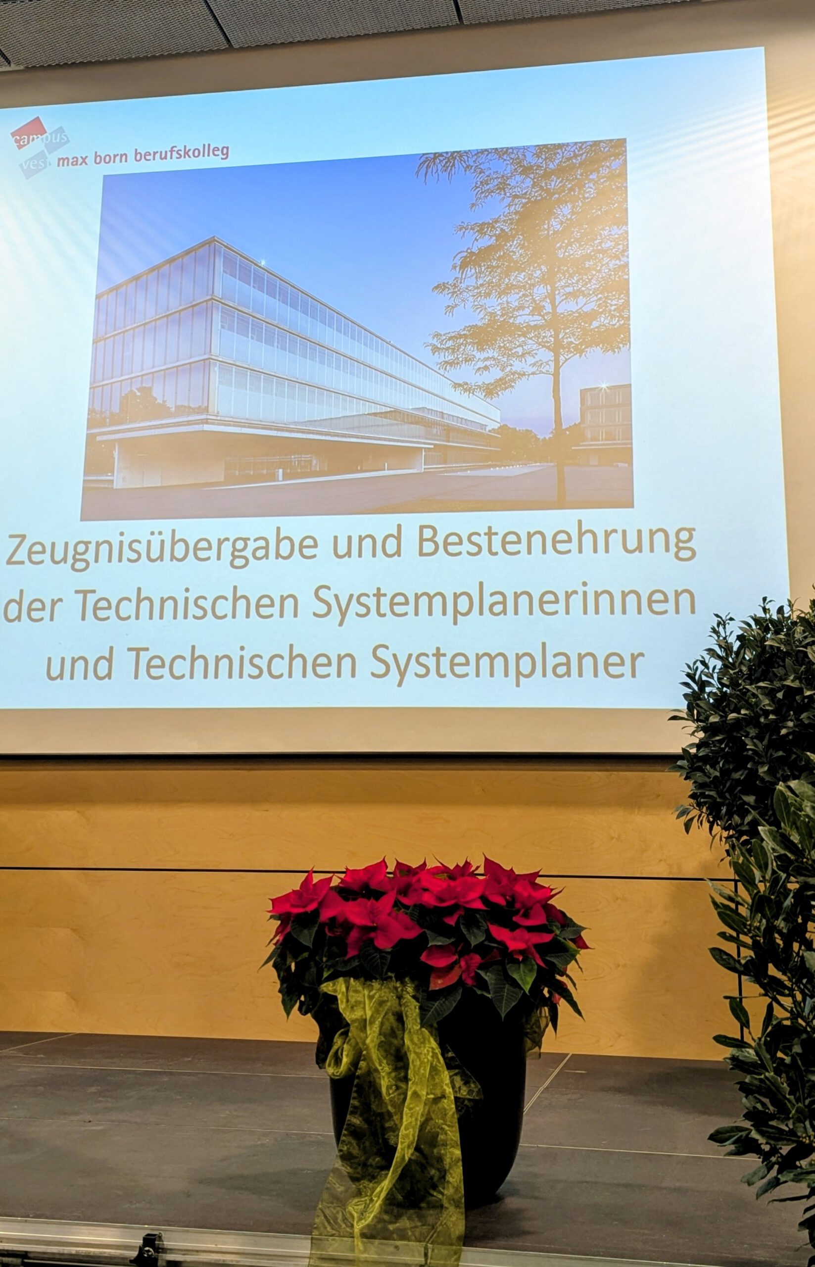 Zeugnisübergabe und Bestenehrung der technischen Systemplaner/innen ...